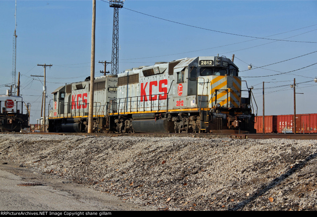 KCS 2812 and kcs 2822 sit in the kcs gateway yard.